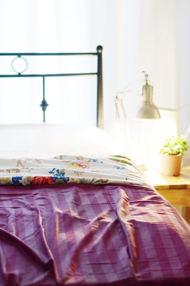 How to Make Bed the way they make it in Hotels Feat. Indulgeville