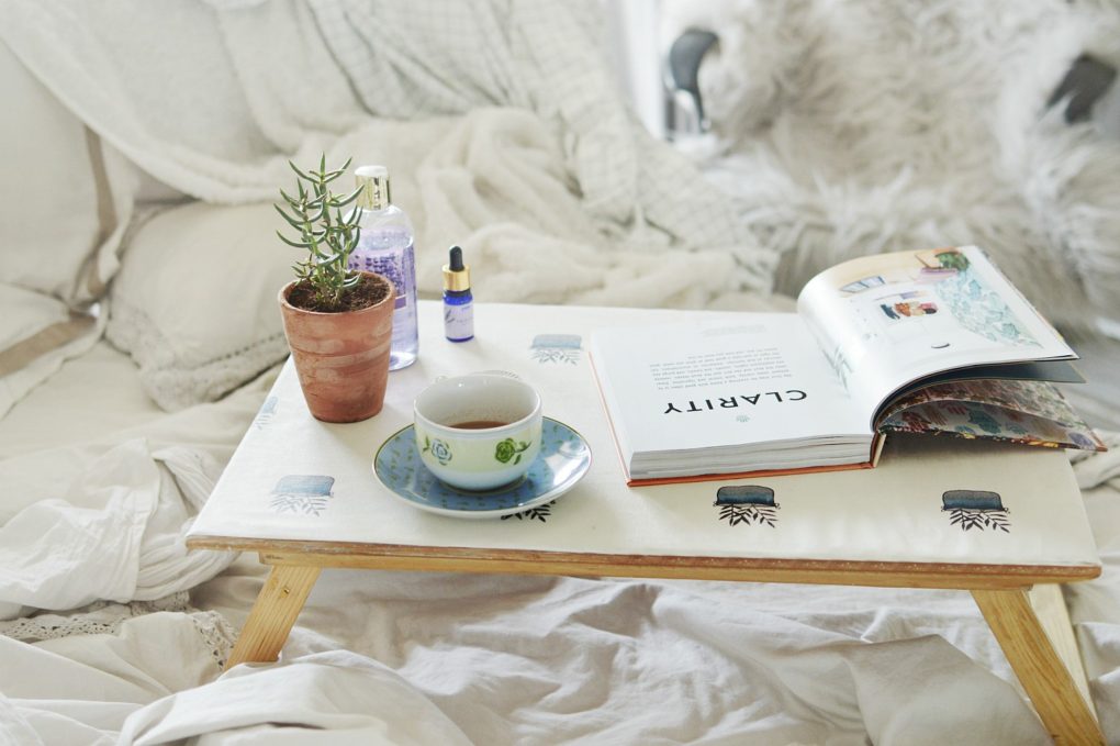 How to hang wallpaper at home and everything you need to know about it